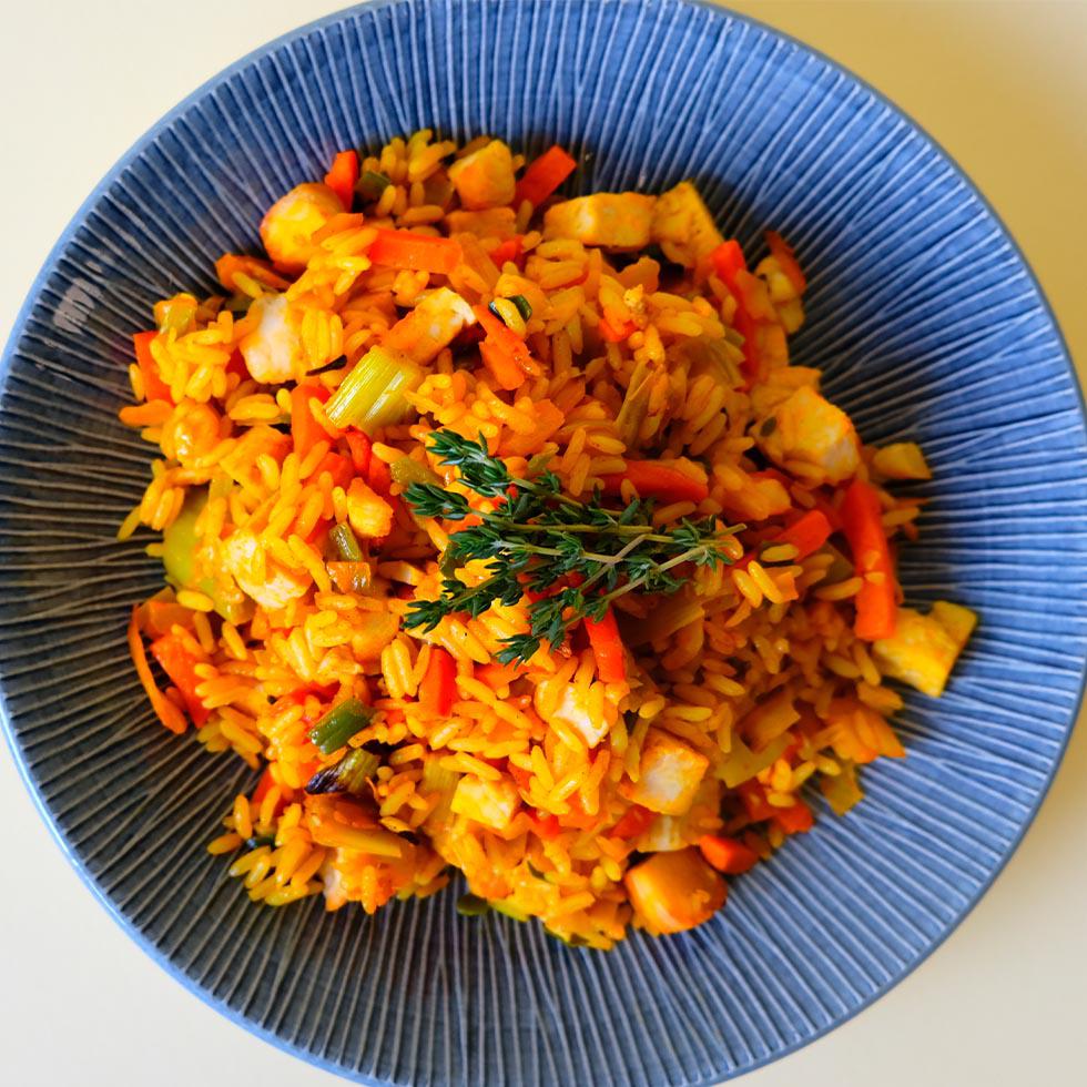 Krydrede stegte ris med kylling og grøntsager. – madudefra