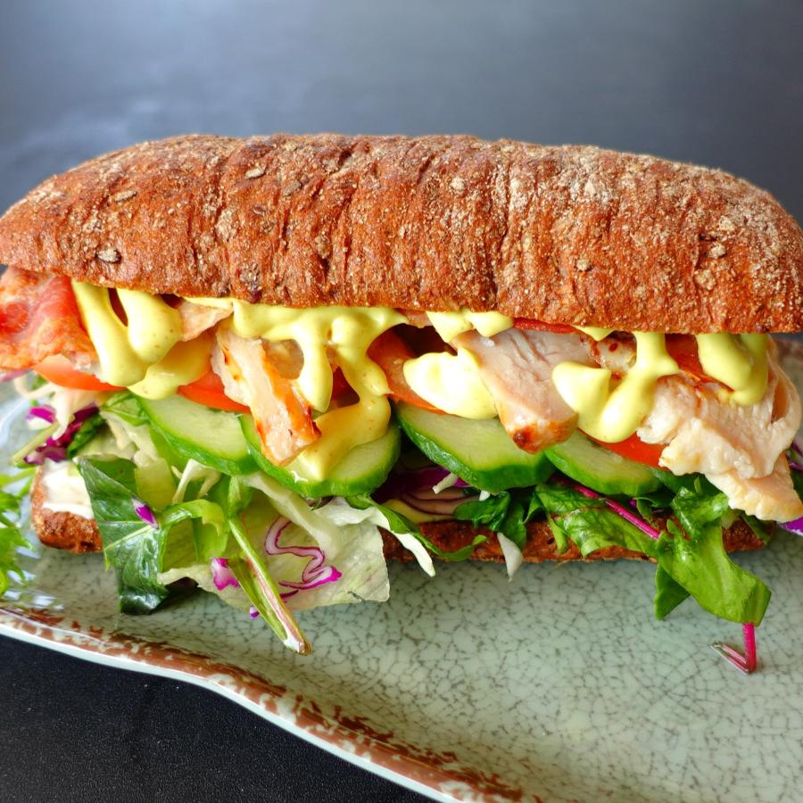 Sandwich med kylling, bacon, salat, tomat, agurk og karrydressing ...