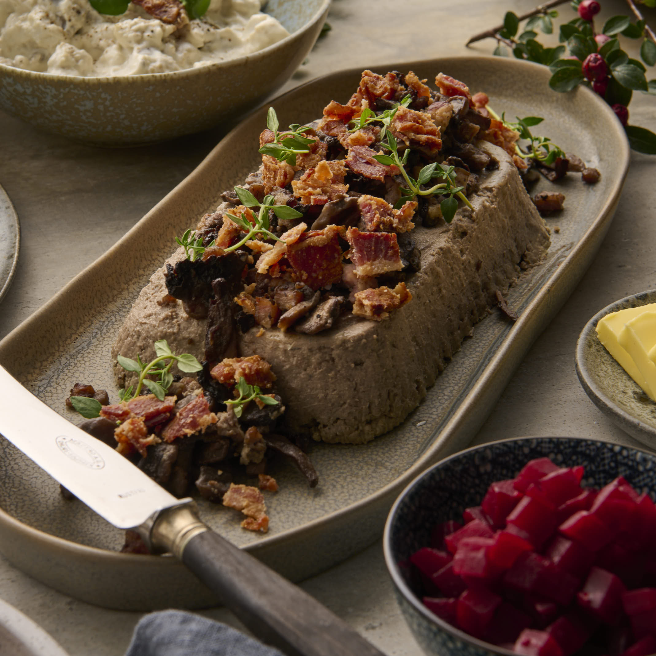 Lun leverpostej pyntet med ristet bacon og champignon – madudefra